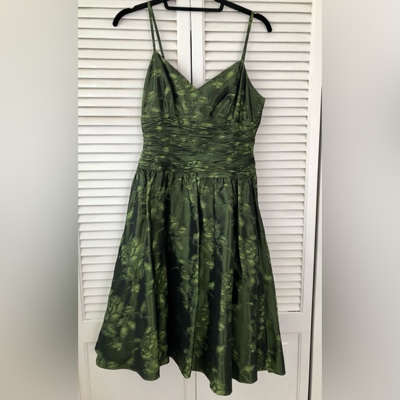 Anne Klein | Dresses | Emerald Green Silk Anne Klein Aline Dress Knee ...